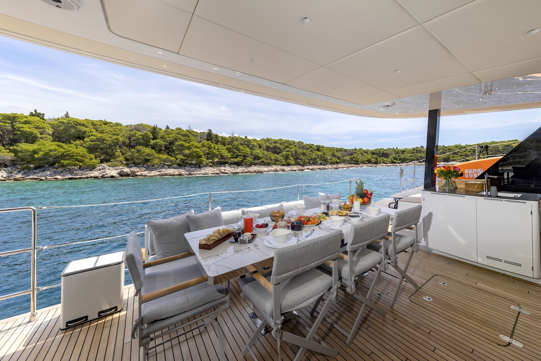 MR SI Yacht Charter Details, Sunreef | CHARTERWORLD Luxury Superyachts
